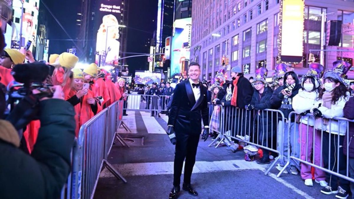 Preparations underway in Times Square ahead of New Year's celebrations ...