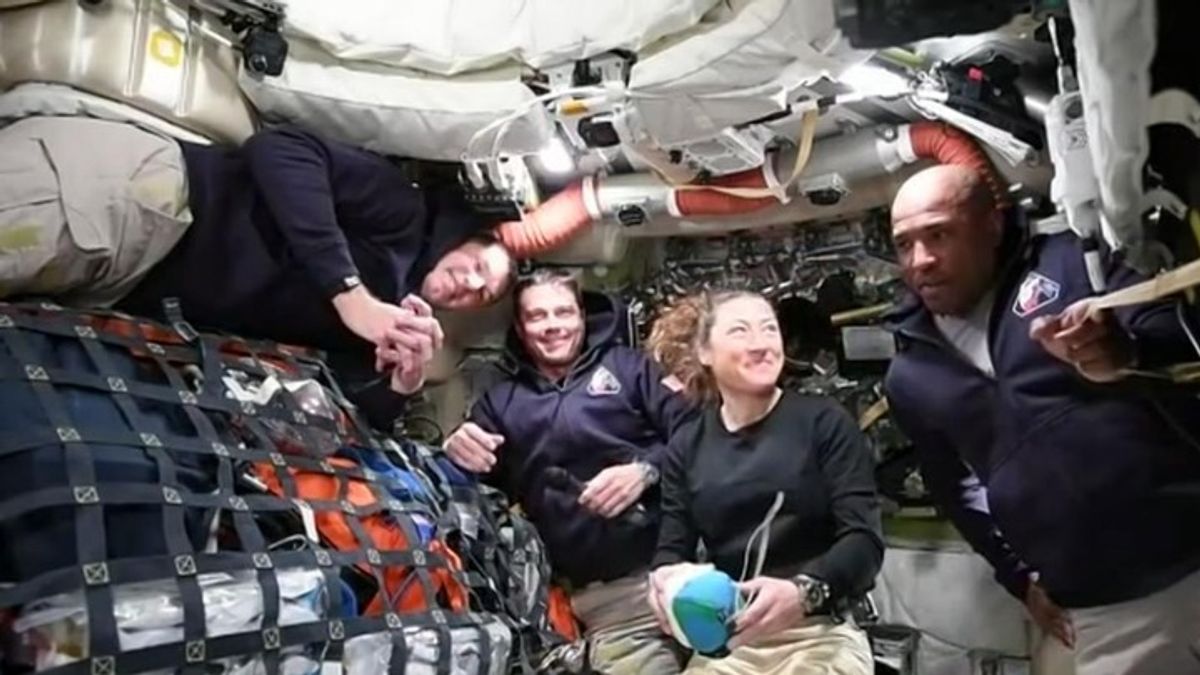 How astronauts keep their minds occupied in space | Haystack News