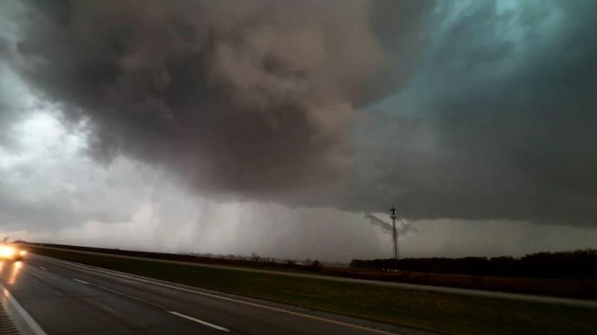 Tornadic storm swirls over Iowa interstate | Haystack News
