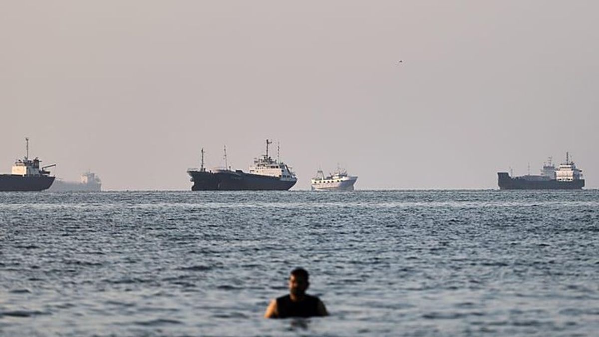Iran strikes Kuwait and Bahrain after US attacks over helicopter crash ...