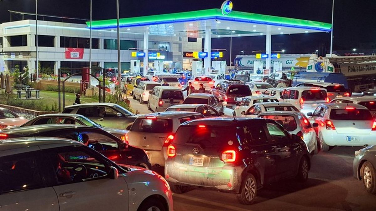 War on Iran fallout on Pakistan: Petrol prices steep increase resulting ...