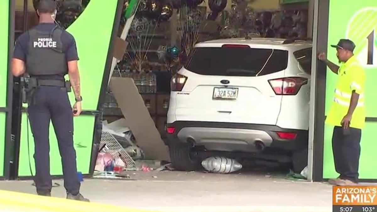2 injured after driver crashes into Dollar Tree | Haystack News