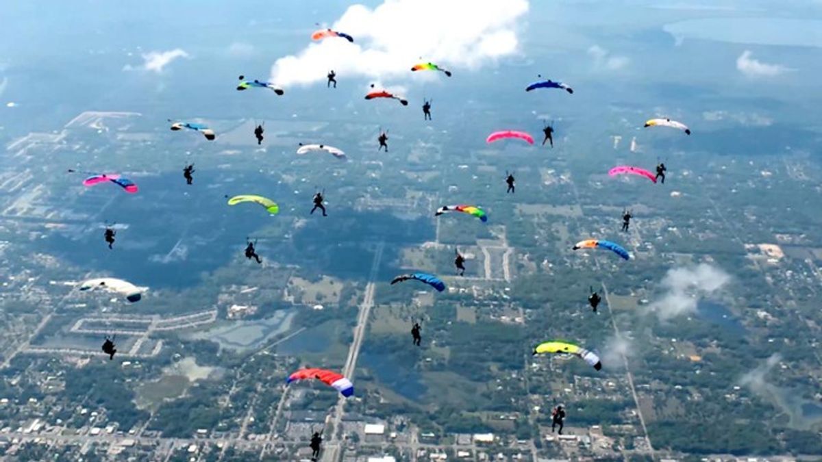 Must See! 20 Skydivers Perform Unbelievable & Dangerous 120mph ‘Canopy ...