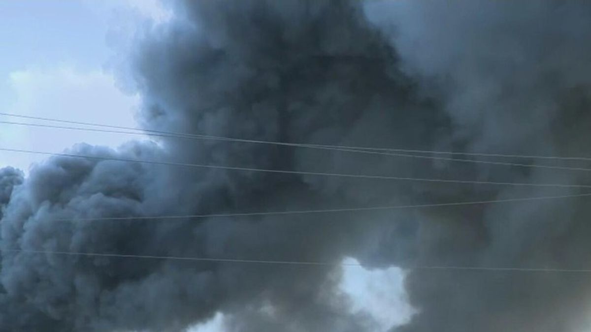 Breaking: 5-alarm junkyard fire forces evacuations in Opa-locka as ...