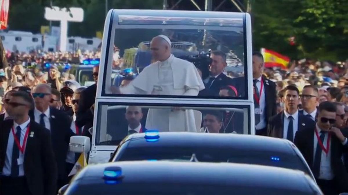 Pope Leo calls for peace & unity during first day in Spain | Haystack News