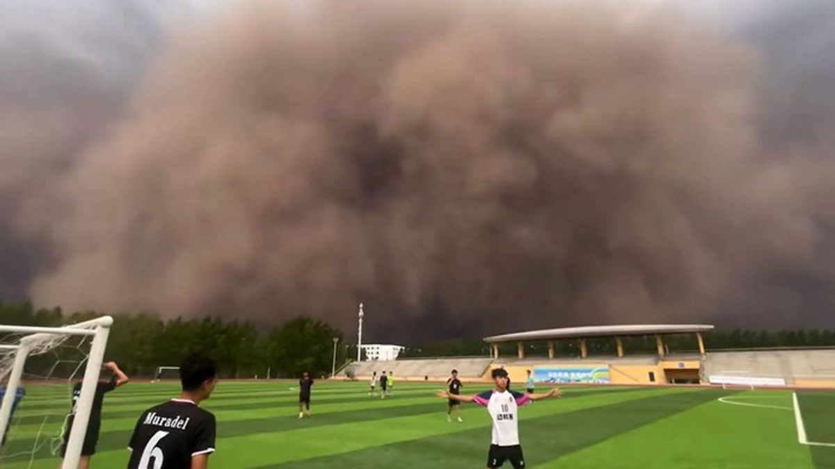 Wall of dust engulfs this Chinese city | Haystack News