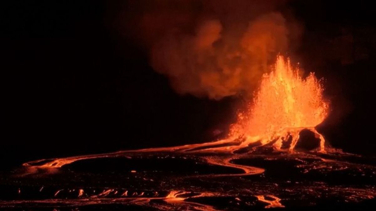 Hawaii’s Kilauea Volcano erupts in rare pattern not seen in nearly 40 ...