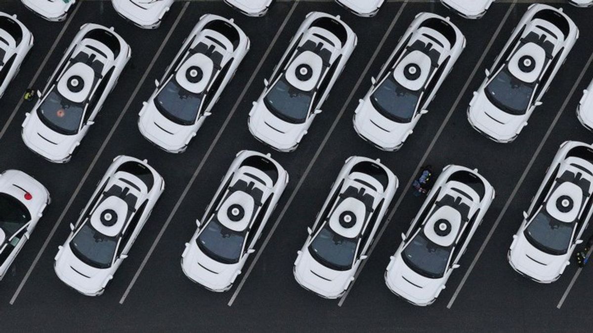 CNN Investigates: Watch how Waymo’s driverless cars are running into ...
