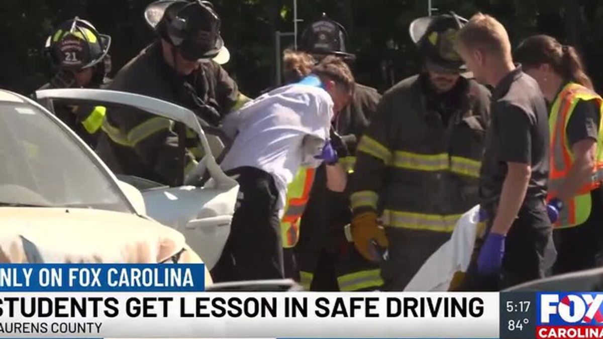 Mock crash serves as warning to teens before prom | Haystack News