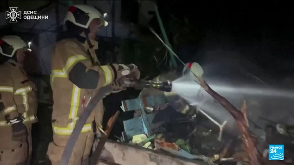 Russian attack on Ukraine kills at least 14 and traps others in damaged ...