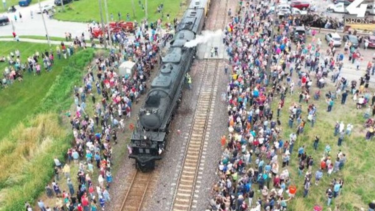 Big Boy 4014 draws hundreds to Iowa during cross-country tour ...