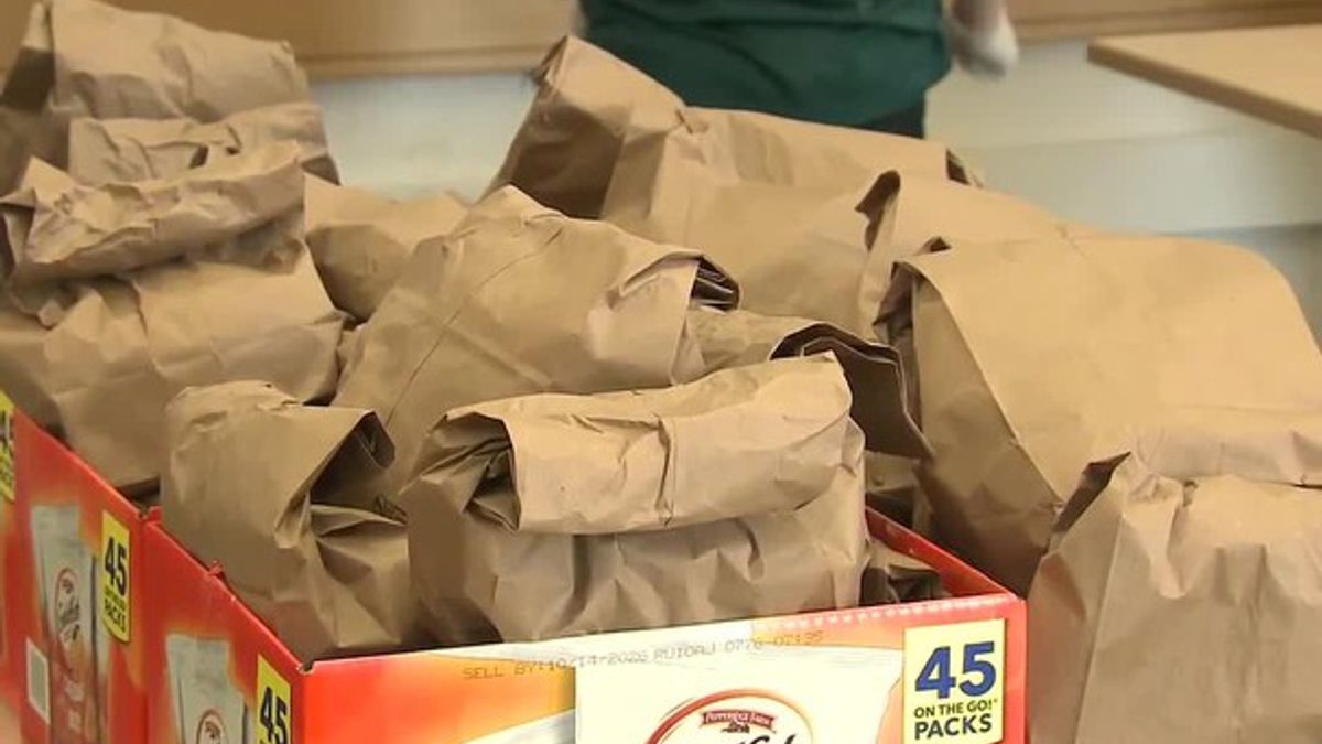 West High School students pack 200 lunches for a local homeless shelter ...