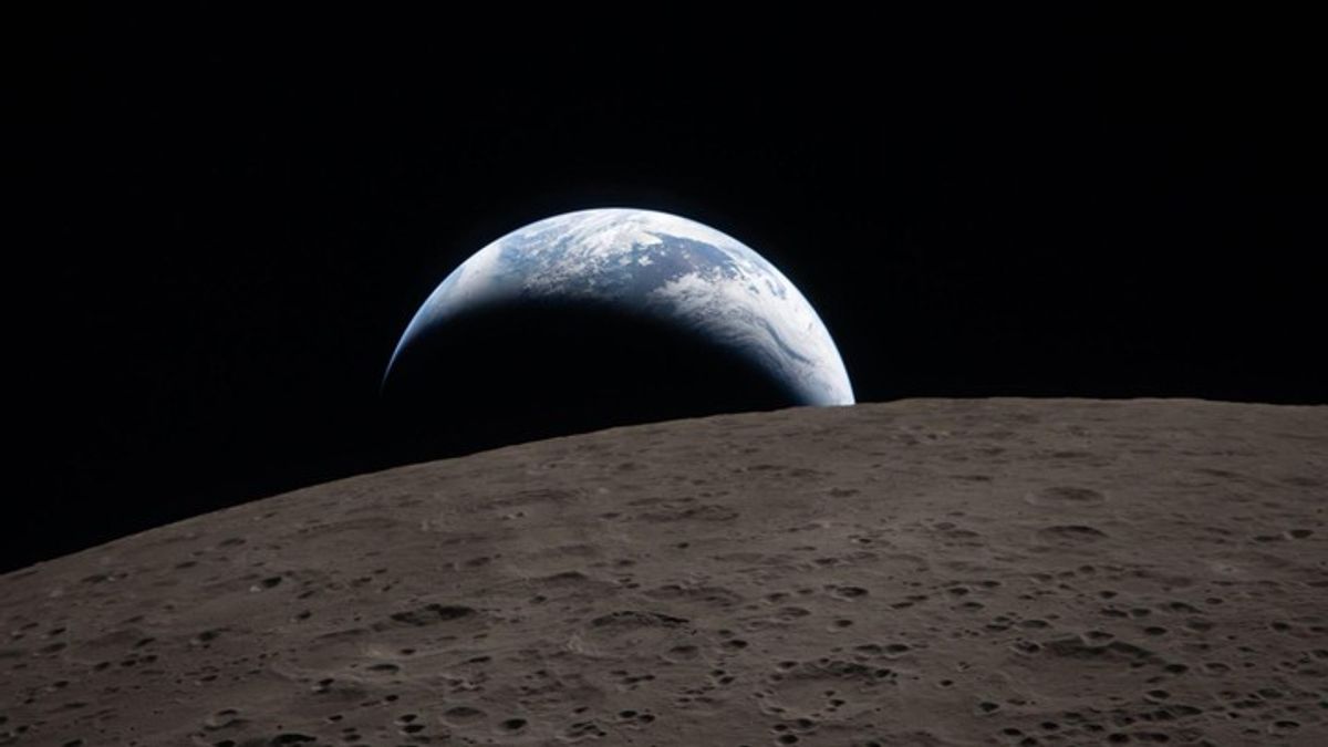 Artemis II astronauts begin journey back to Earth after circling moon ...