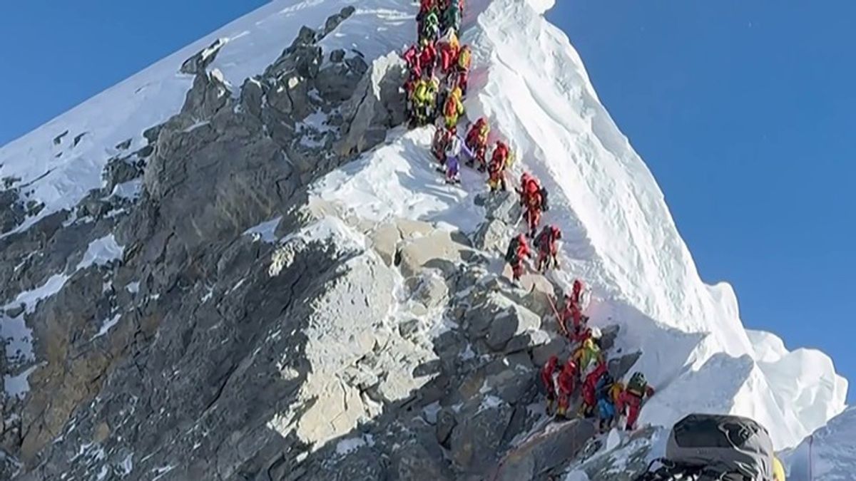 Hundreds of hikers summit Mt. Everest in record-smashing season ...
