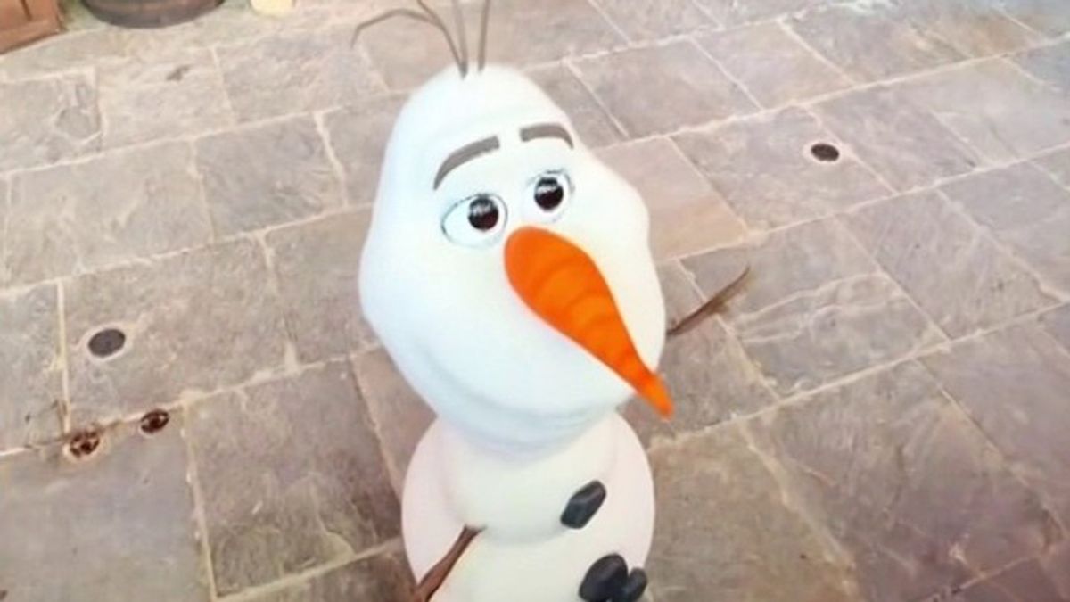 Disney Park Visitors Gasp After ‘Frozen’ Olaf Robot Falls Over ...