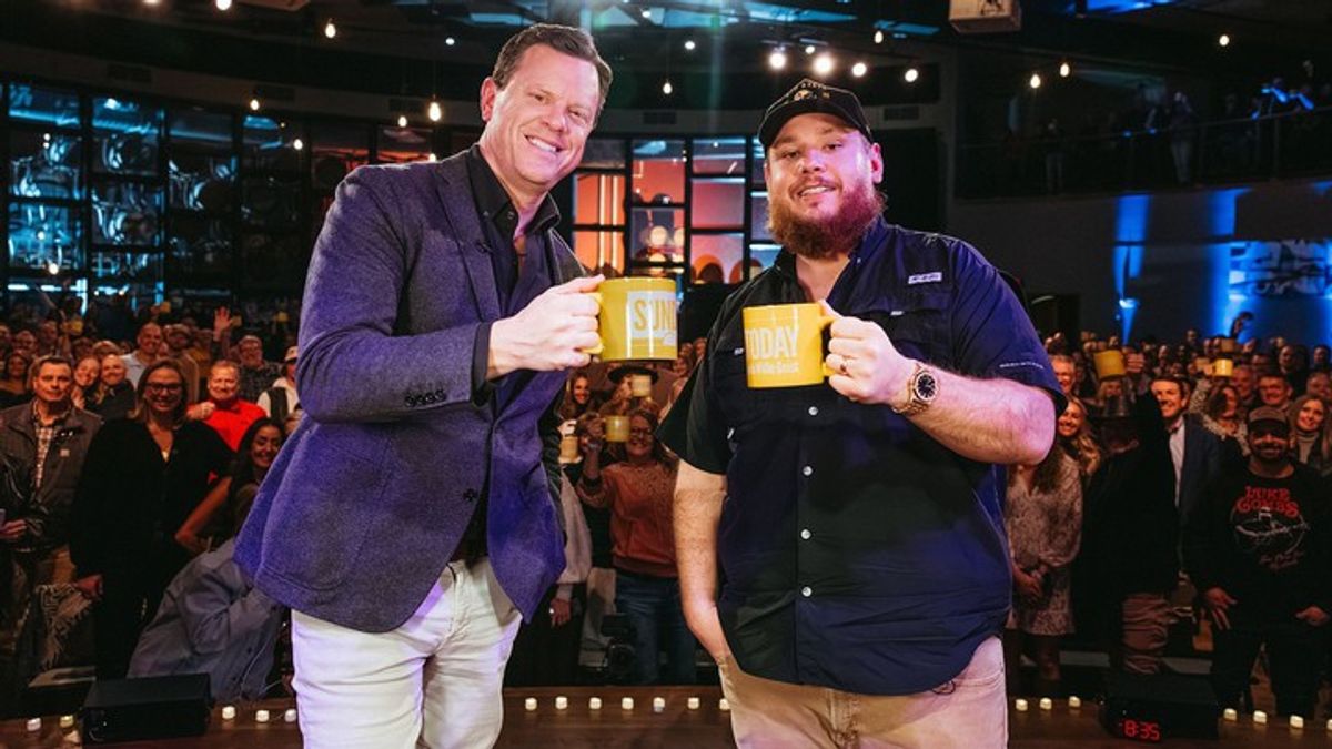 Luke Combs Snaps Sunday Mug Shot With Fans in Nashville | Haystack News