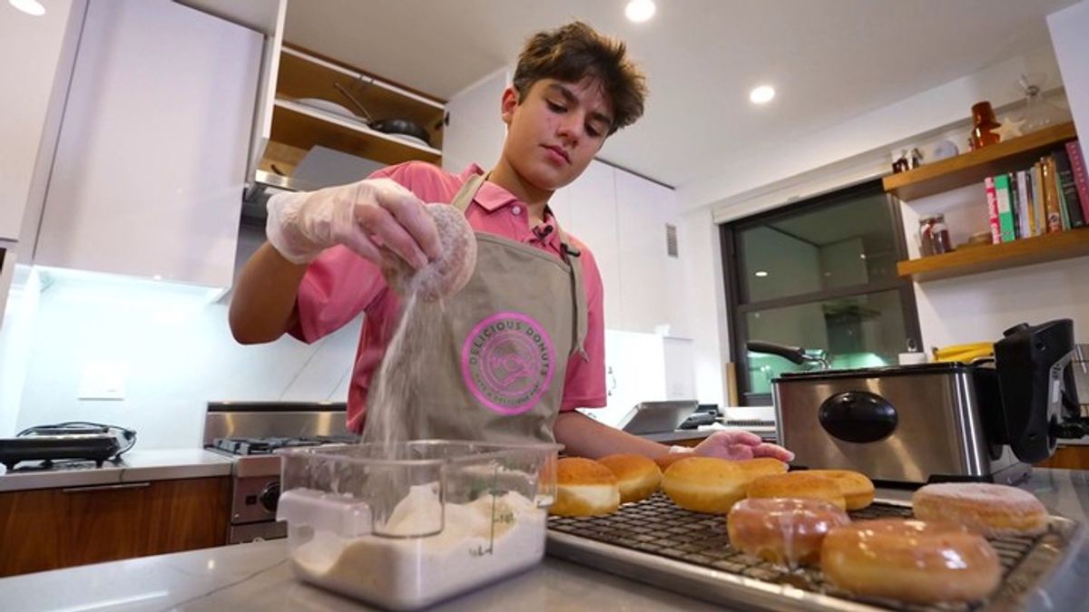 14-Year-Old Builds Booming Doughnut Business From Scratch | Haystack News