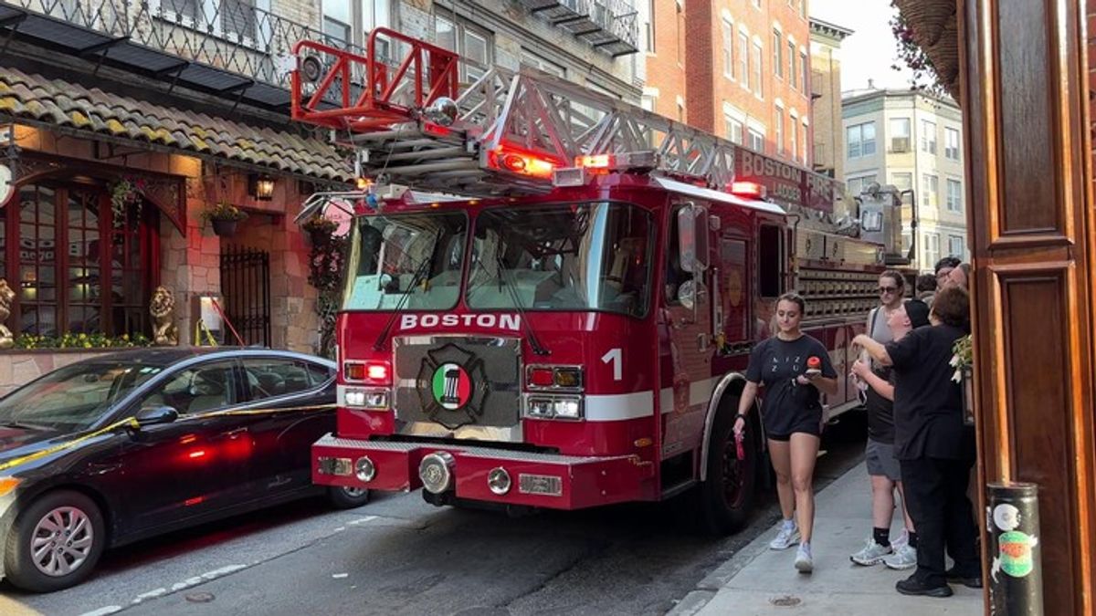 Bricks fall onto North End sidewalk after facade collapse | Haystack News