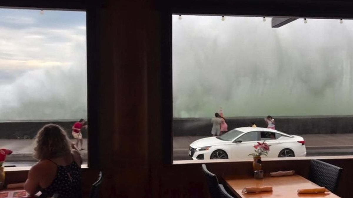 Huge waves crash on Hawaii restaurant | Haystack News