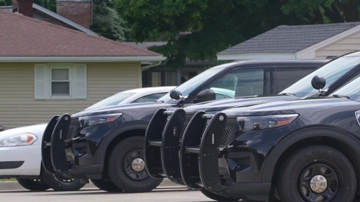 Michigan lawmakers consider a 25-foot buffer zone for law enforcement ...
