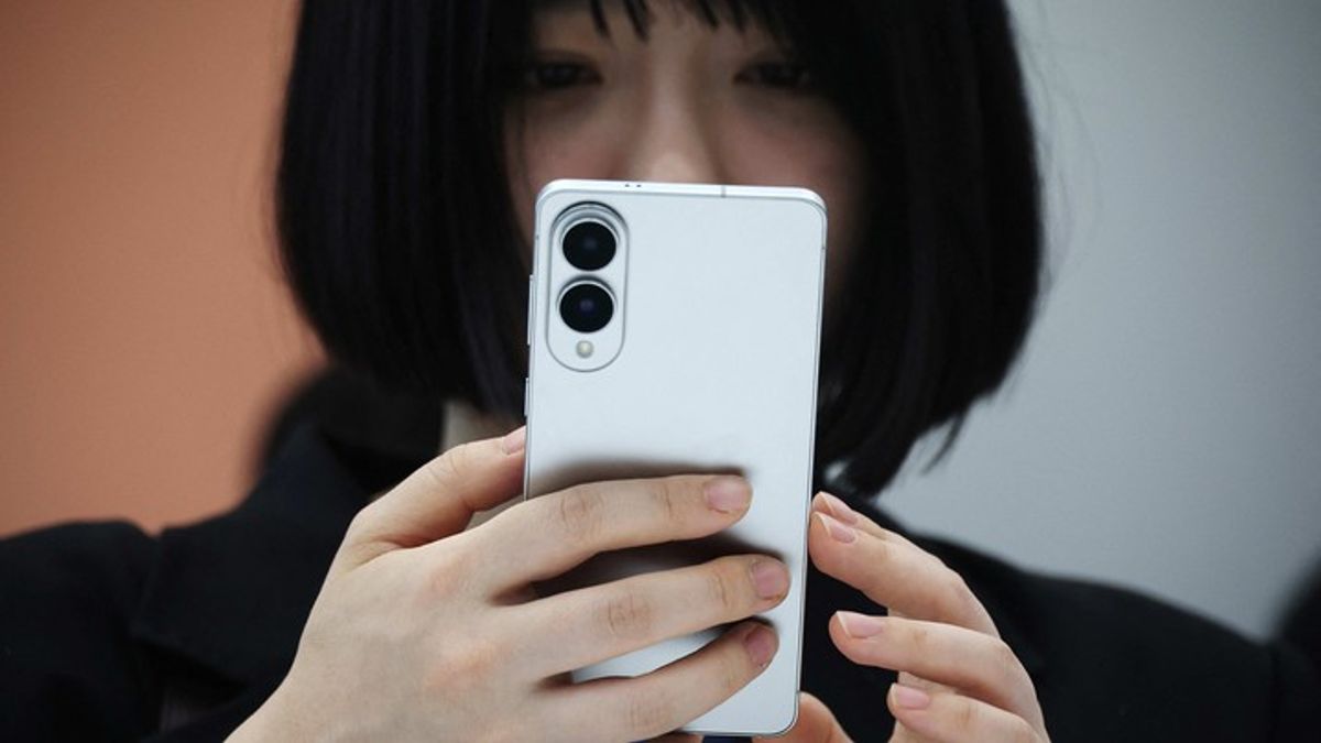 Samsung's super-slim new smartphone challenges Apple: What to know ...