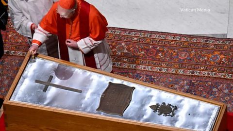 Thousands of people pay their final respects to Pope Francis | Haystack ...