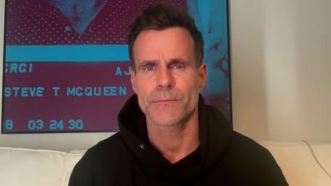 Actor documents his return to pile of ashes where his home once stood ...