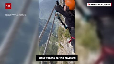 Watch tourists brave this 5,000 foot-high attraction | Haystack News