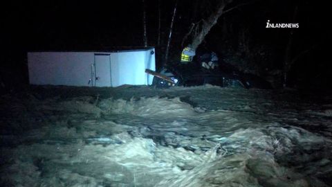 People stranded in car after floodwater sweeps it away | Haystack News