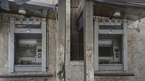 Cash shortage forces Gazans to pay high price for their own money ...