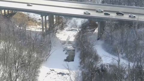 2 dead in I-435 crash after car hits snowbank, lands in river ...