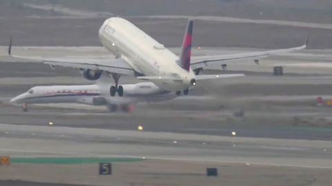 Delta plane nearly collides with jet carrying men’s basketball team | Haystack News