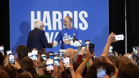 Bernie Sanders and UAW President Shawn Fain rally for Harris-Walz ...